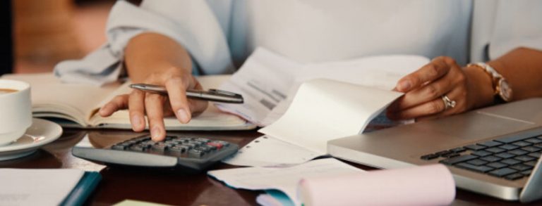 Pengeluaran Bisnis: Pengertian, Jenis, Cara Catat & Menghematnya