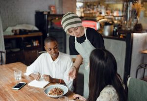 Pengertian Dine In dan 10 Tips Meningkatkan Dine In di Restoran